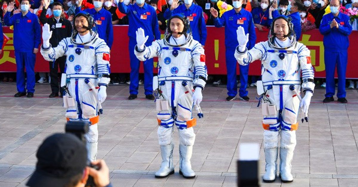 New Record Set with 17 People in Orbit at the Same Time